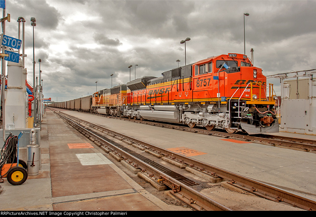 BNSF 8757 Leads C-BTMSLW0-58